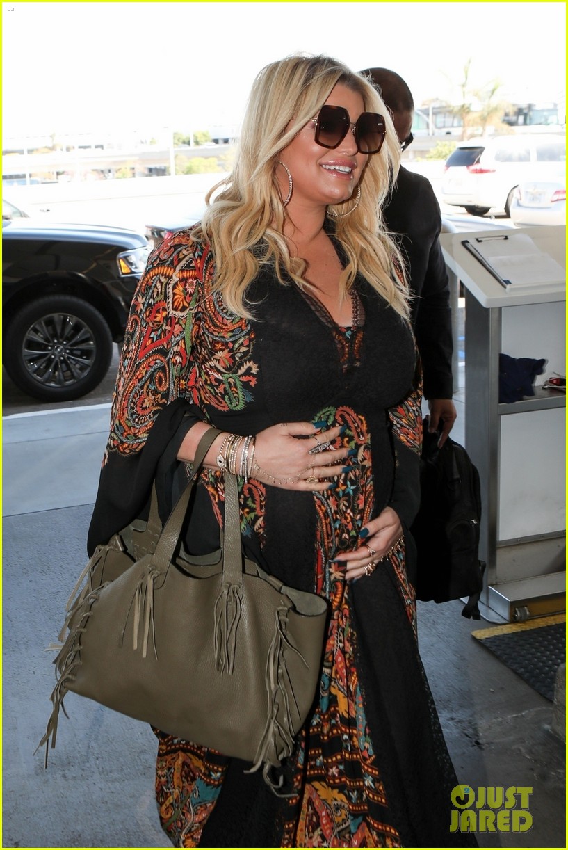 Jessica Simpson Cradles Baby Bump After Announcing Third Pregnancy ...