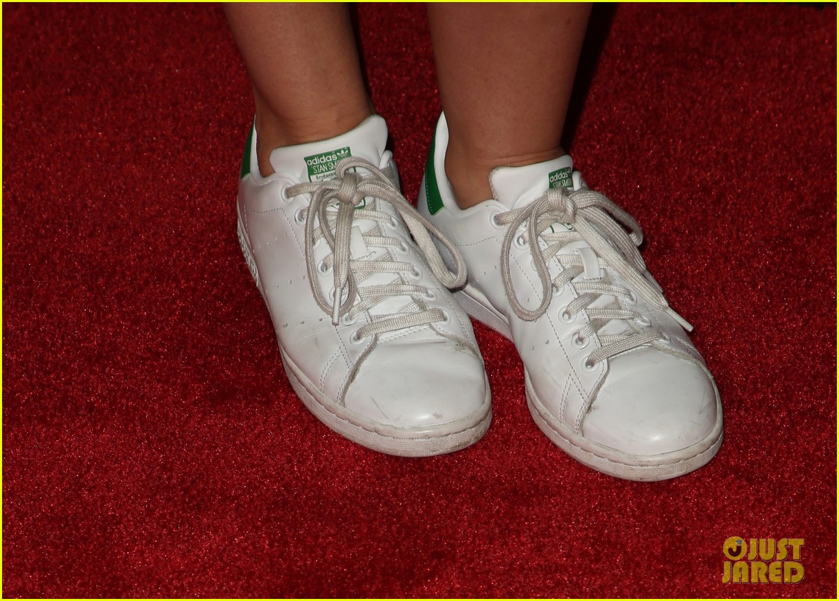 Toni Collette Ditches Heels, Wears Sneakers for Her Red Carpet ...