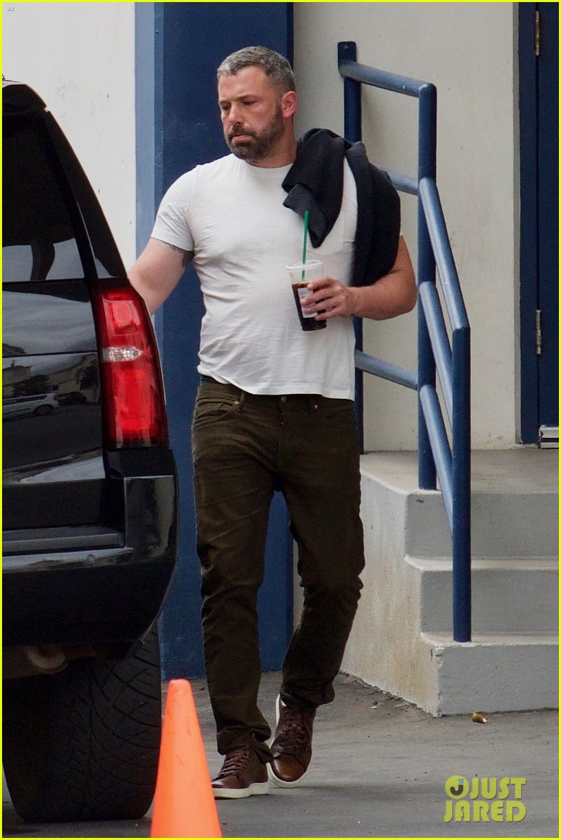 Ben Affleck's White T-Shirt Puts His Buff Body on Display: Photo ...
