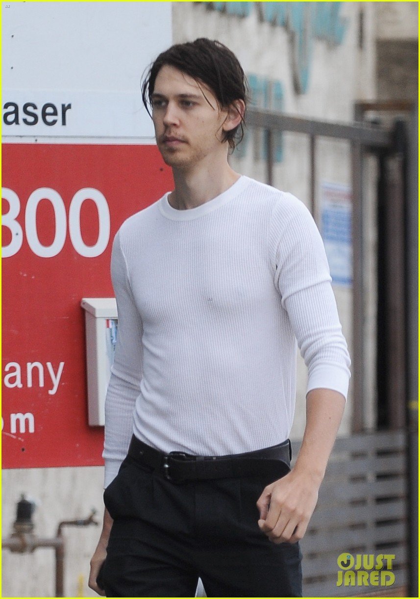 Austin Butler Flaunts Dark Hair For New Film Role: Photo 4164511 ...