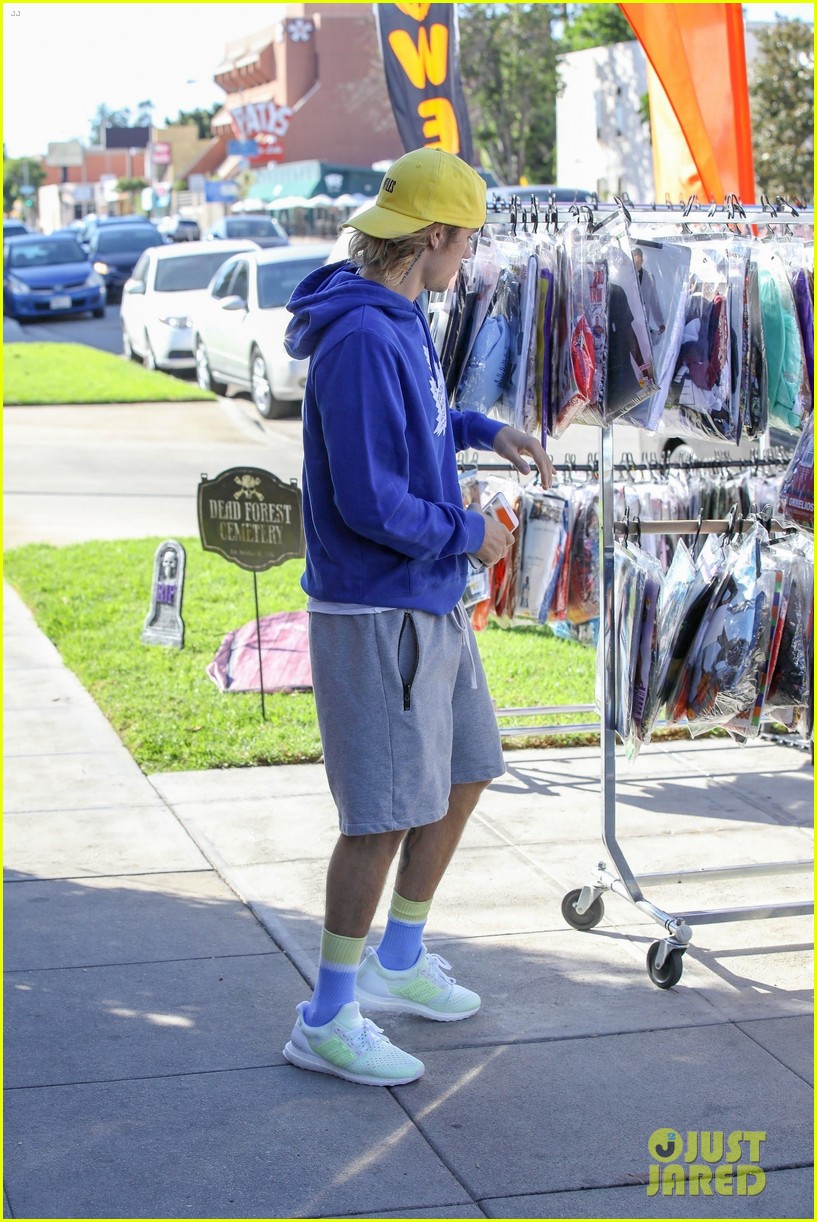 Justin Bieber Goes Shopping for Halloween Costumes: Photo 4166999 ...