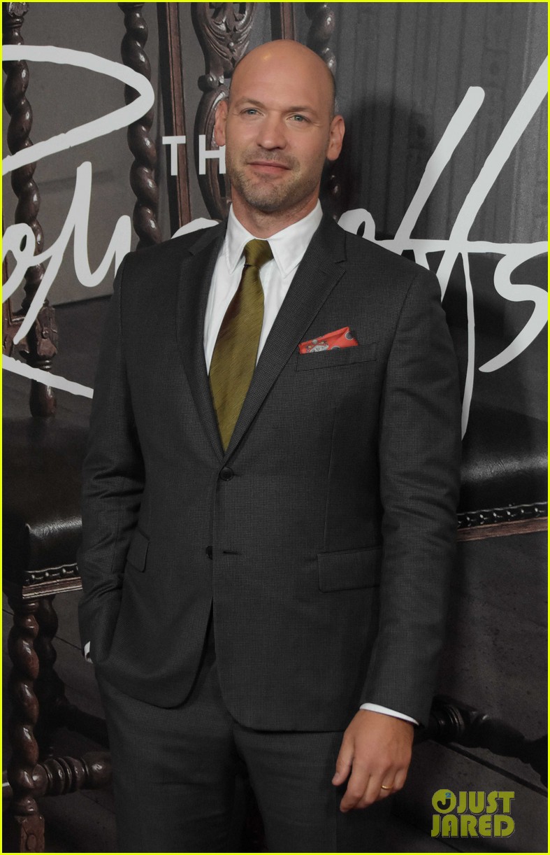 Aaron Eckhart, Amanda Peet, & More Stars Attend 'The Romanoffs ...