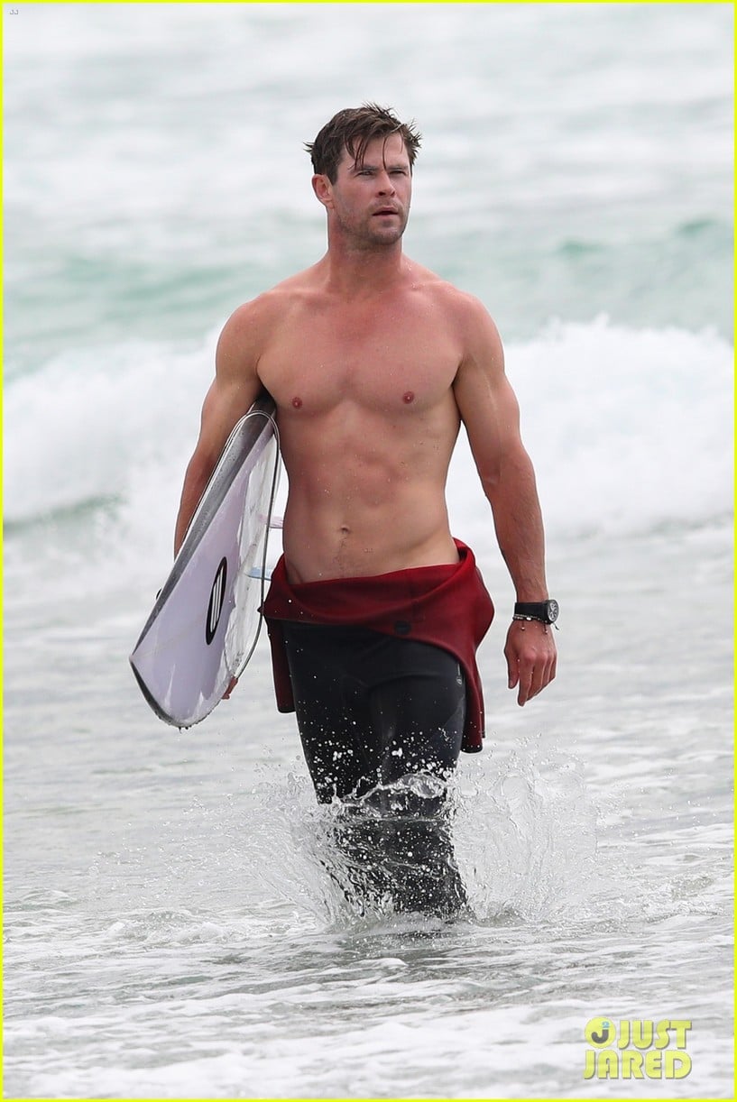 Chris Hemsworth Bares His Chiseled Shirtless Body, Shares Sweet Kiss ...