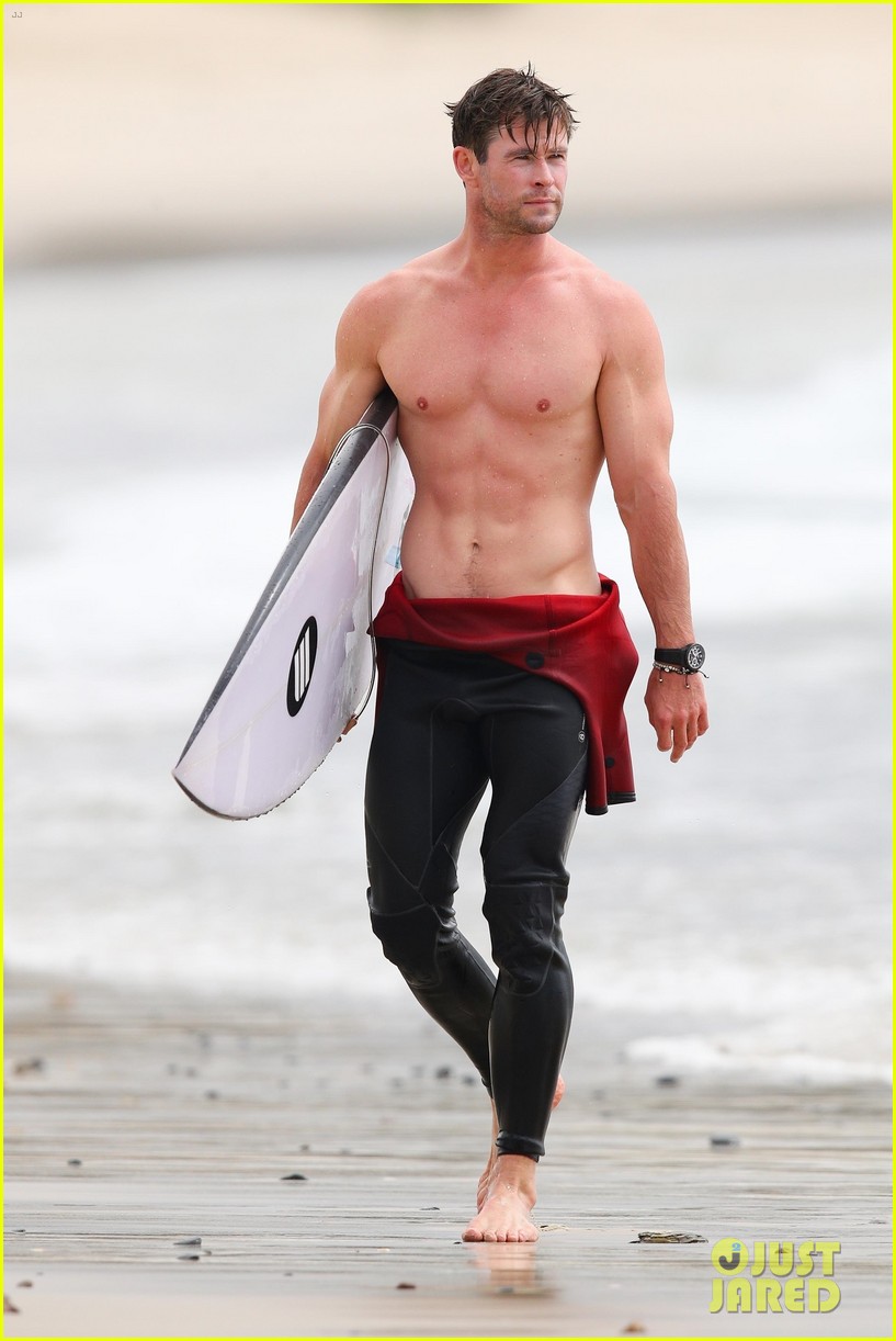 Chris Hemsworth Bares His Chiseled Shirtless Body, Shares Sweet Kiss ...