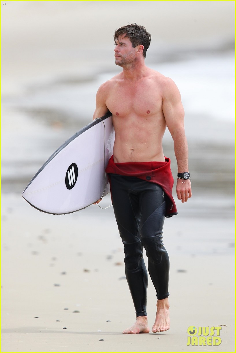 Chris Hemsworth Bares His Chiseled Shirtless Body, Shares Sweet Kiss ...