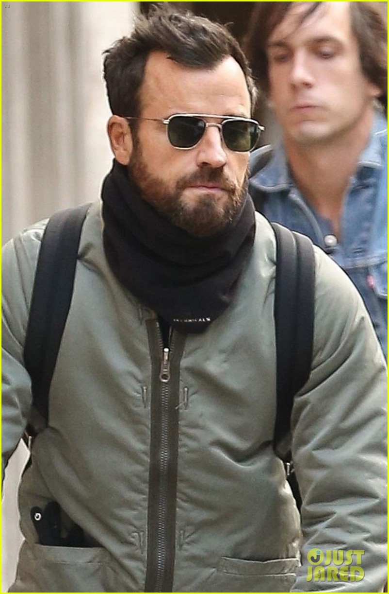 Justin Theroux Bundles Up for Bike Ride in NYC: Photo 4171382 | Justin ...
