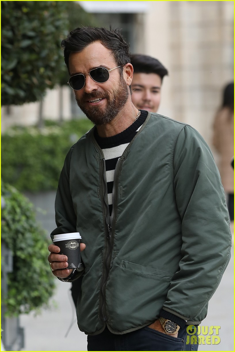 Justin Theroux Grabs a Coffee While on a Trip to Paris: Photo 4156695 ...