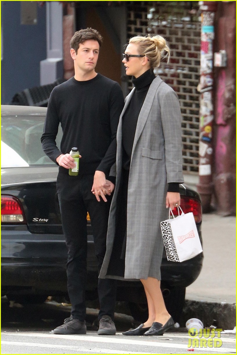 Karlie Kloss & Fiance Joshua Kushner Hold Hands After She Arrives Home for Fashion Week: Photo ...