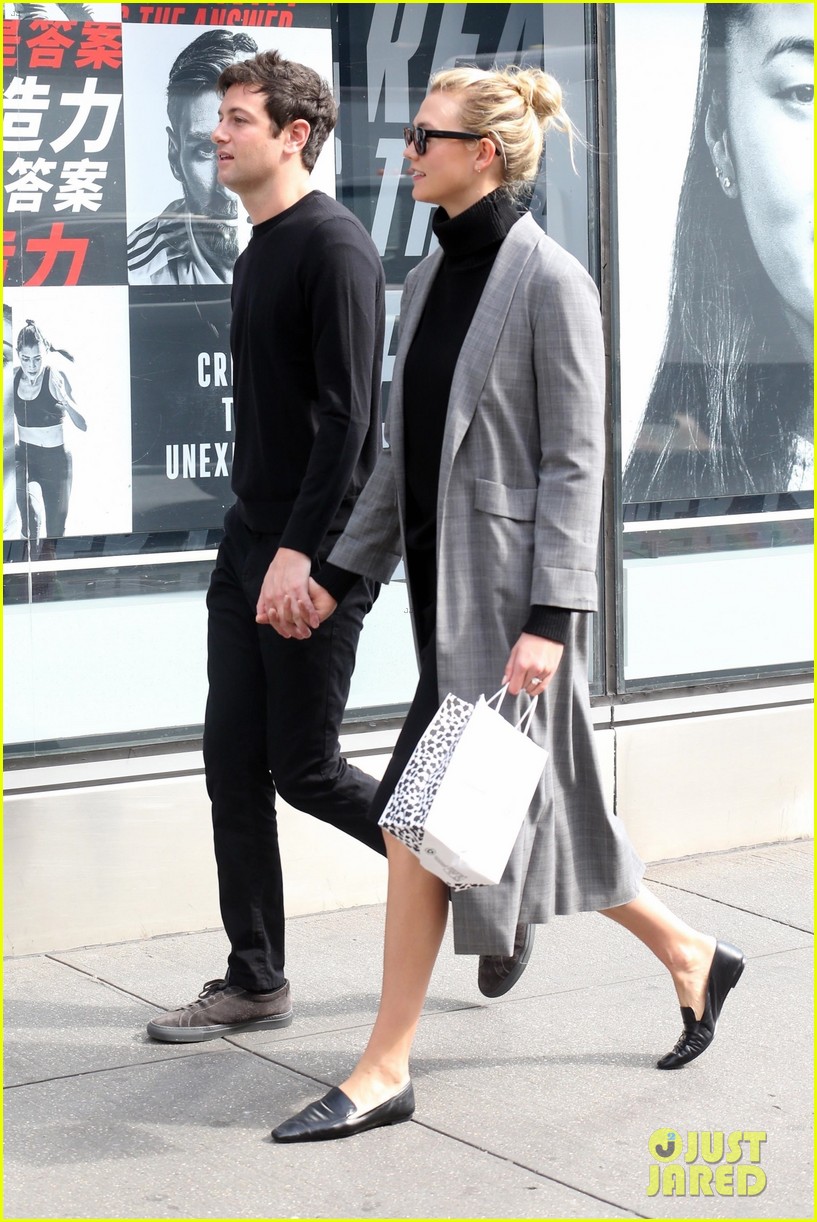Karlie Kloss & Fiance Joshua Kushner Hold Hands After She Arrives Home for Fashion Week: Photo ...