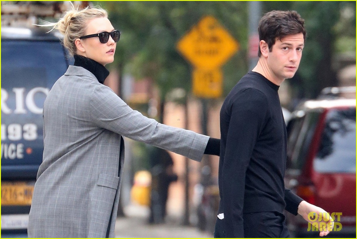 Karlie Kloss & Fiance Joshua Kushner Hold Hands After She Arrives Home for Fashion Week: Photo ...