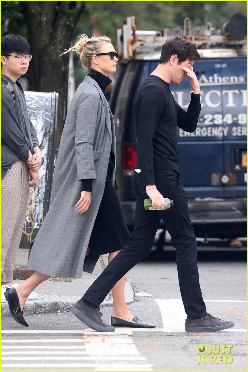 Karlie Kloss & Fiance Joshua Kushner Hold Hands After She Arrives Home for Fashion Week: Photo ...