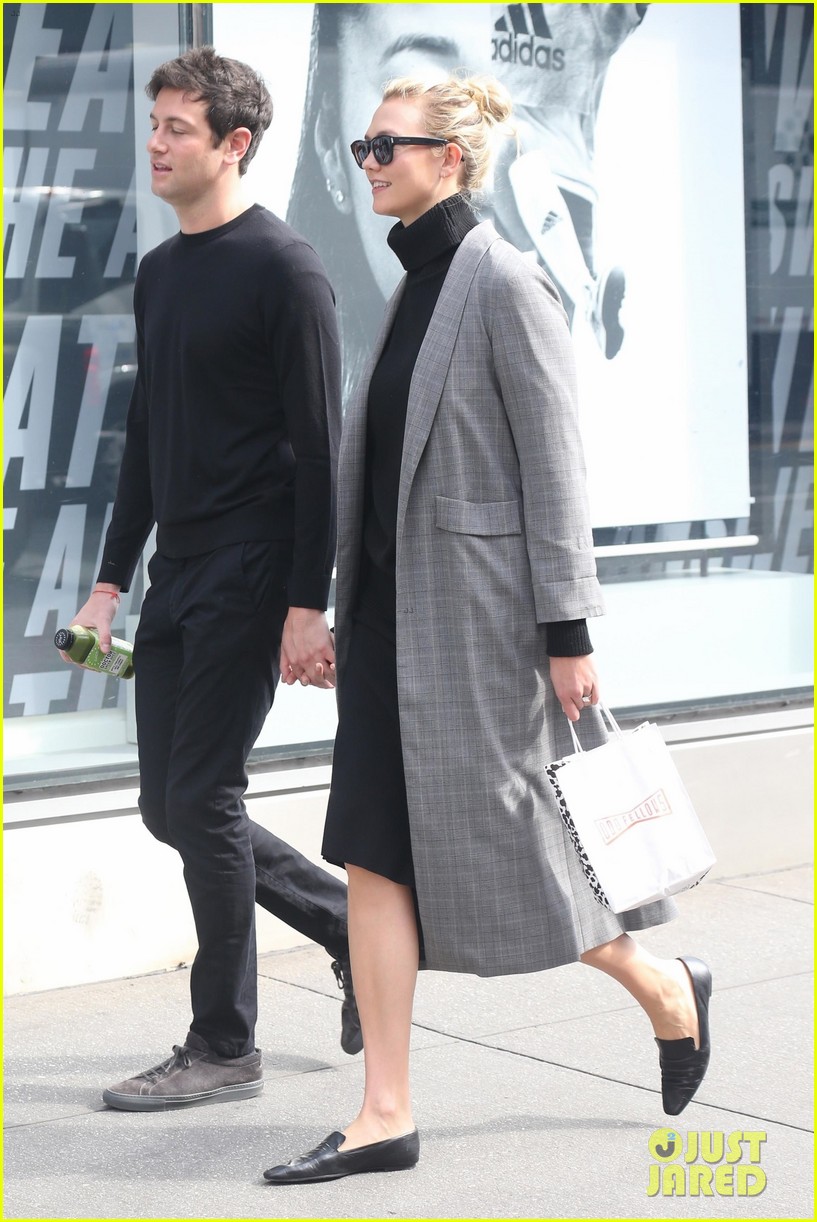 Karlie Kloss & Fiance Joshua Kushner Hold Hands After She Arrives Home for Fashion Week: Photo ...
