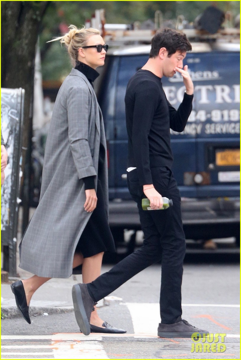 Karlie Kloss & Fiance Joshua Kushner Hold Hands After She Arrives Home for Fashion Week: Photo ...