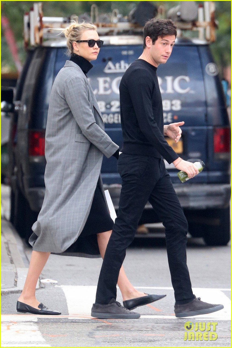 Karlie Kloss & Fiance Joshua Kushner Hold Hands After She Arrives Home for Fashion Week: Photo ...