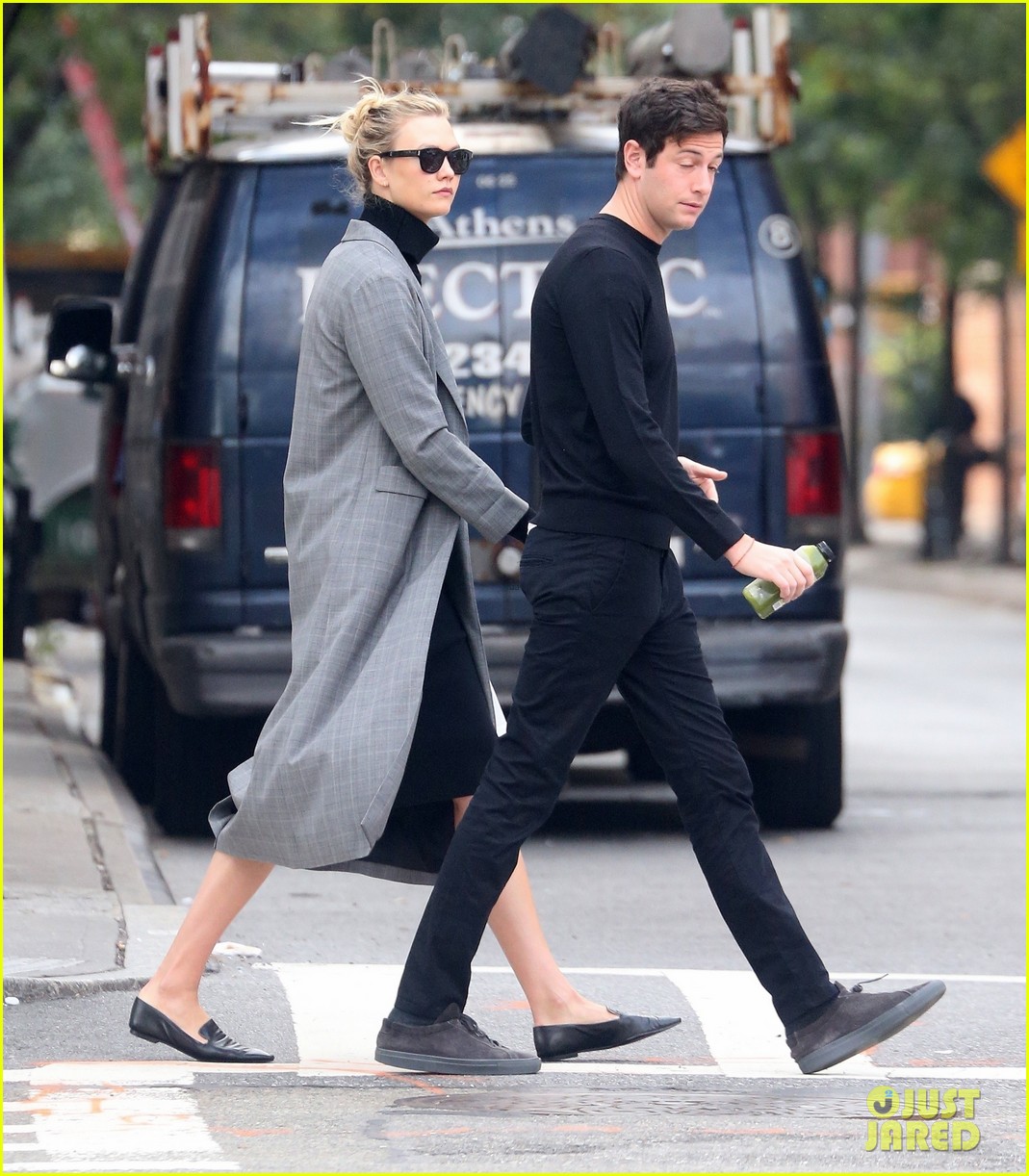 Karlie Kloss & Fiance Joshua Kushner Hold Hands After She Arrives Home for Fashion Week: Photo ...