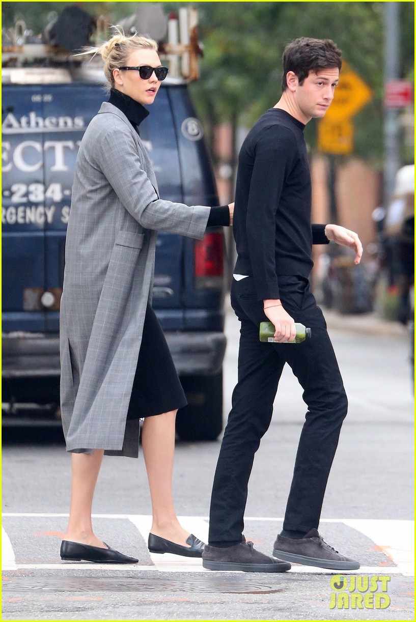 Karlie Kloss & Fiance Joshua Kushner Hold Hands After She Arrives Home for Fashion Week: Photo ...