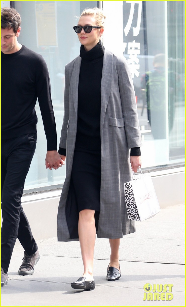 Karlie Kloss & Fiance Joshua Kushner Hold Hands After She Arrives Home for Fashion Week: Photo ...