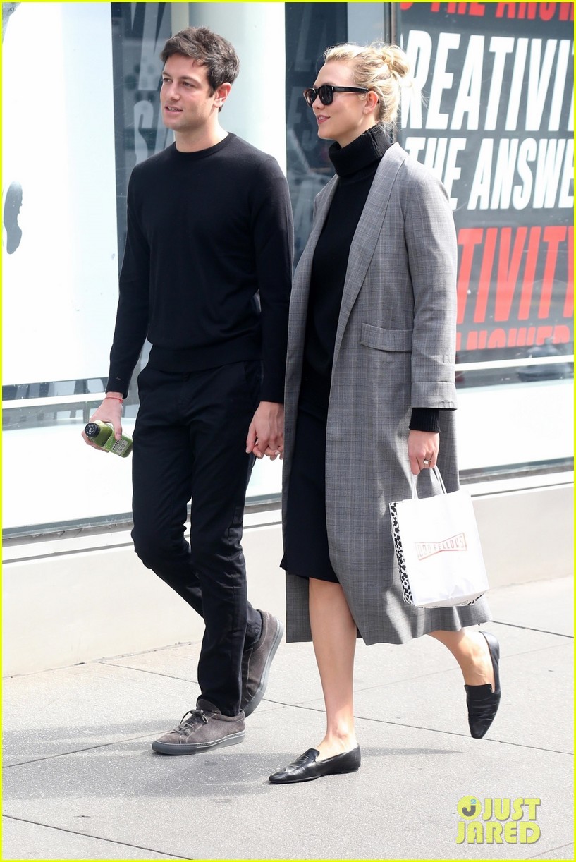 Karlie Kloss & Fiance Joshua Kushner Hold Hands After She Arrives Home for Fashion Week: Photo ...