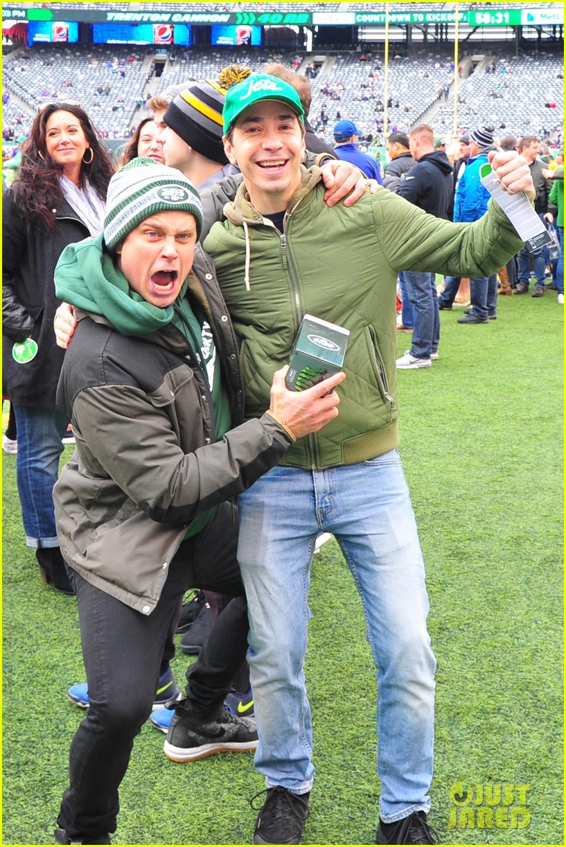 Justin Long & Billy Magnussen Team Up at New York Jets Football Game ...