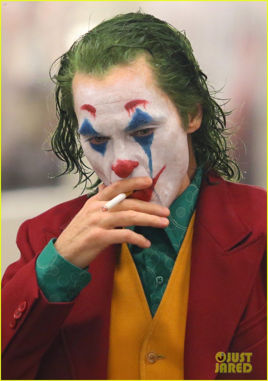 Joaquin Phoenix's Joker Casually Walks Through NYC Subway in Full Clown ...