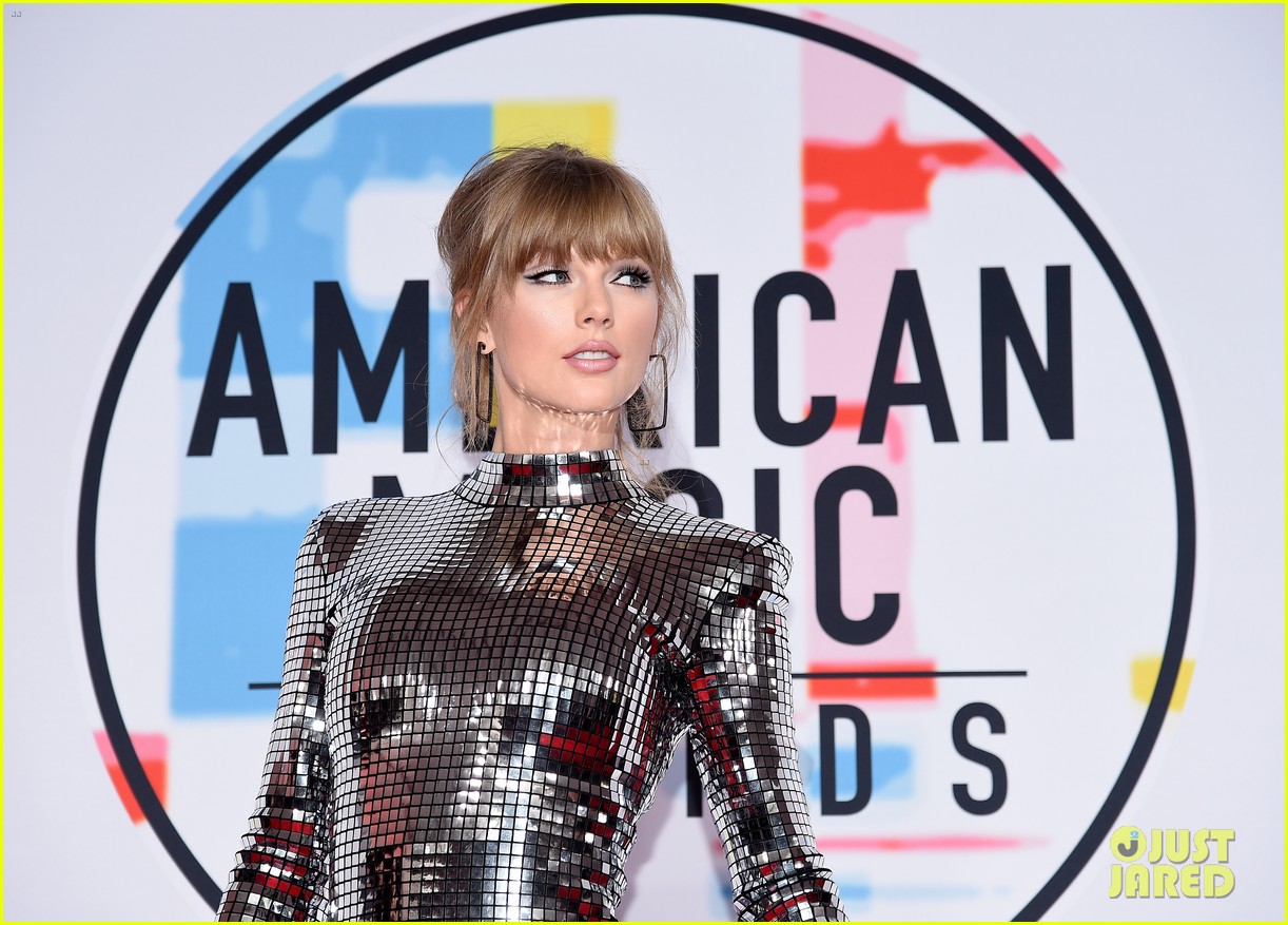 Taylor Swift Shines Like a Disco Ball on American Music Awards 2018 Red ...