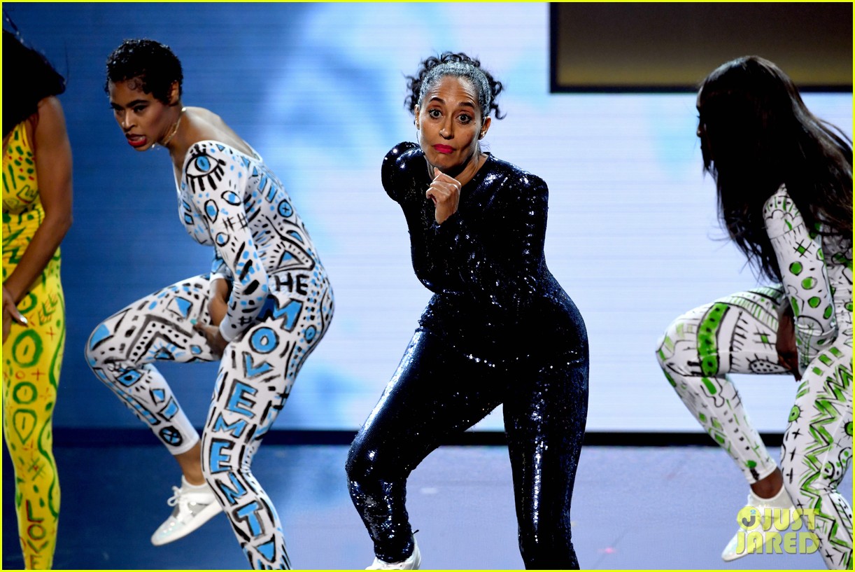 Tracee Ellis Ross Performs a Dance Medley at AMAs 2018!: Photo 4161708 ...