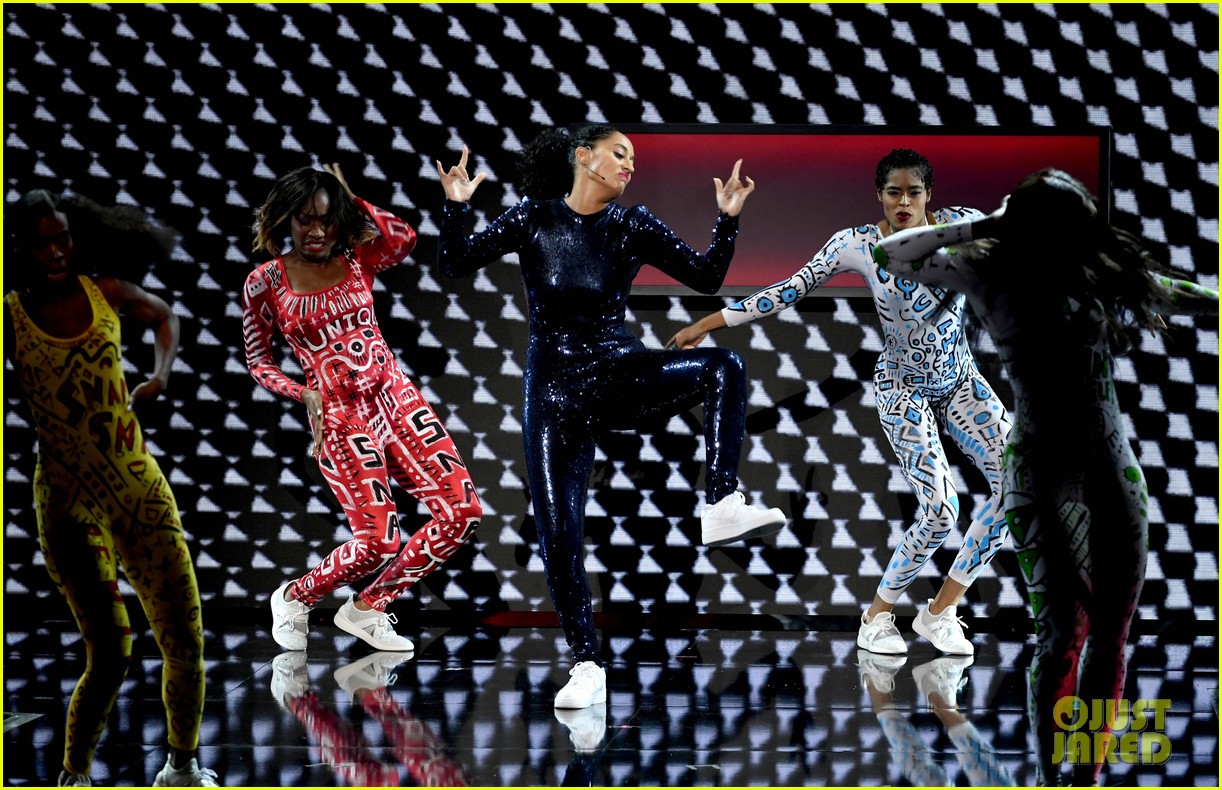 Tracee Ellis Ross Performs a Dance Medley at AMAs 2018!: Photo 4161728 ...