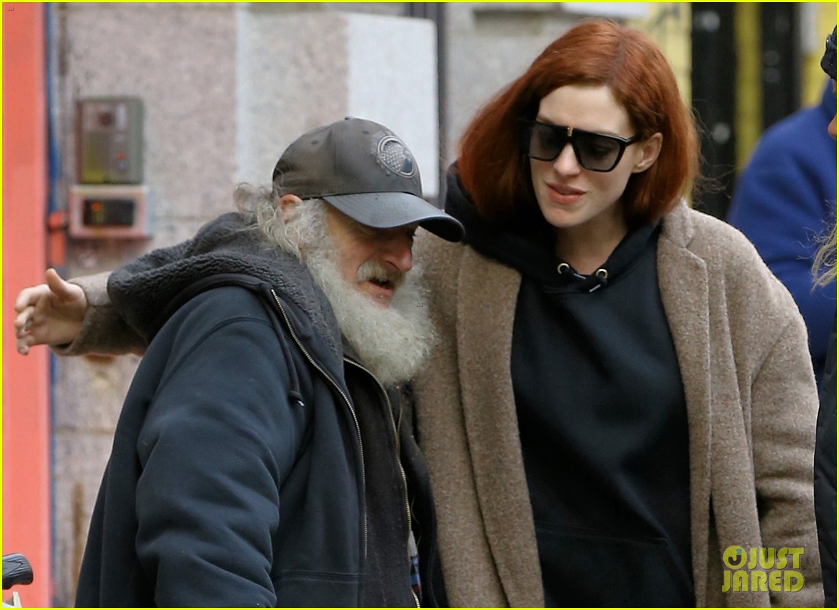 Anne Hathaway & Gary Carr Eat Ice Cream Cones While Filming 'Modern ...