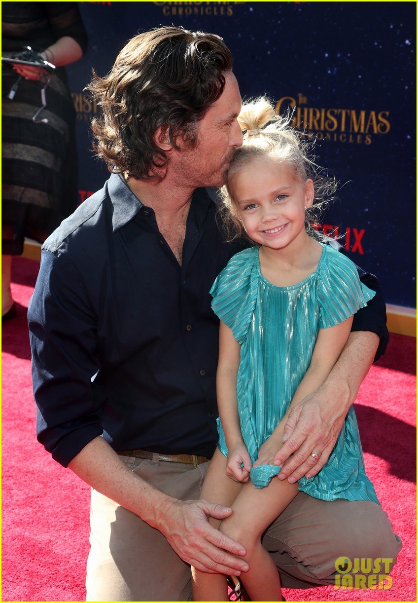 Oliver Hudson & Wife Erinn Bartlett Couple Up at 'The Christmas ...