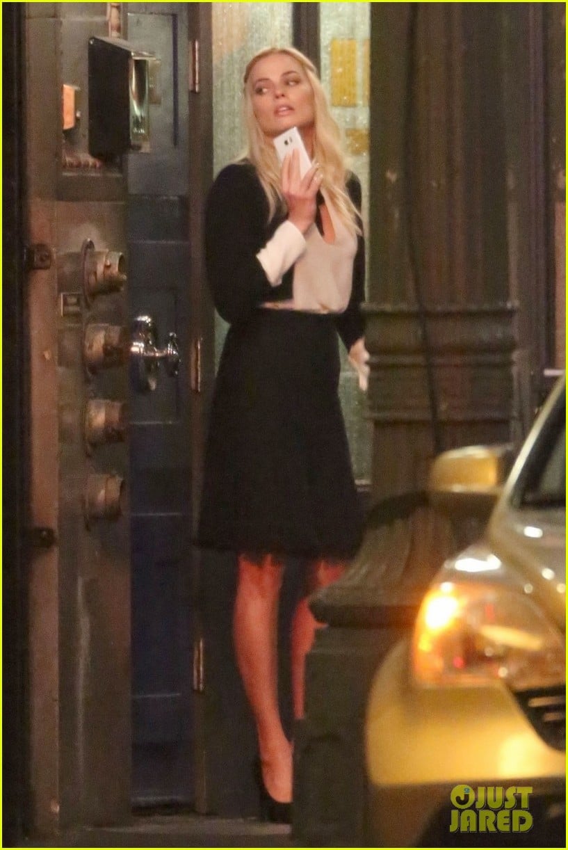 Margot Robbie Films a Phone Call Scene for Upcoming Roger Ailes Project ...