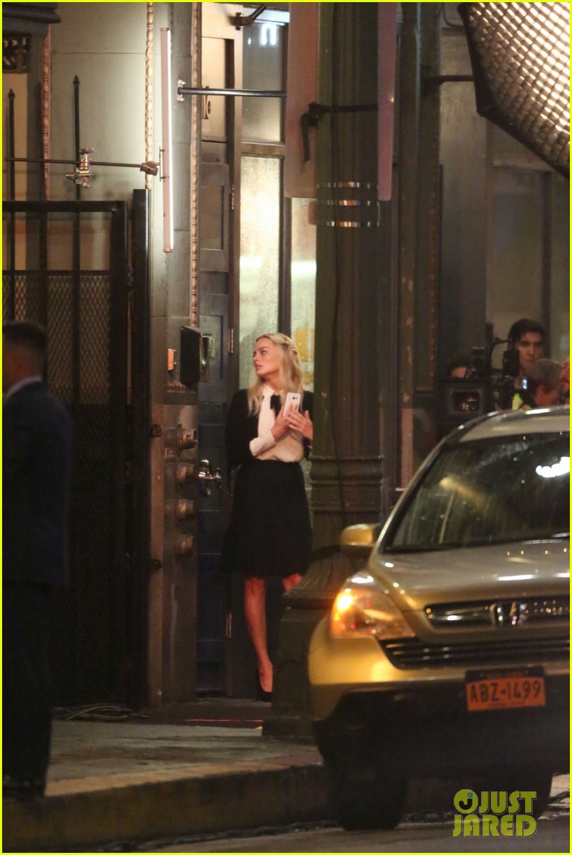 Margot Robbie Films a Phone Call Scene for Upcoming Roger Ailes Project ...