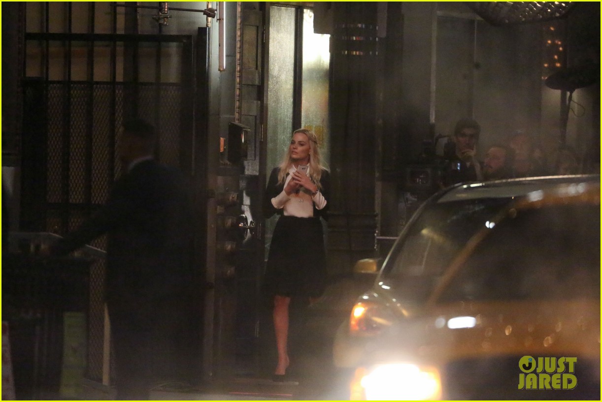 Margot Robbie Films a Phone Call Scene for Upcoming Roger Ailes Project ...