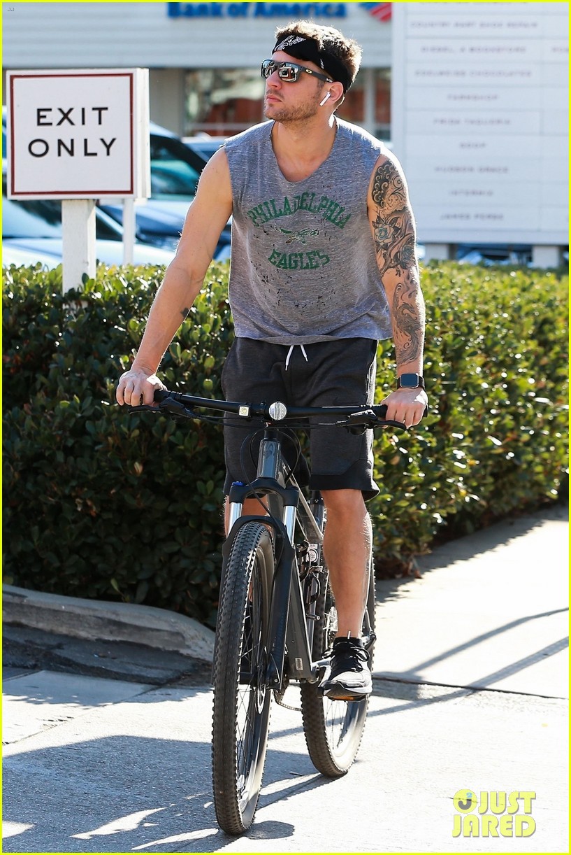 Ryan Phillippe Flaunts His Arm Muscles During Bike Ride in LA!: Photo ...