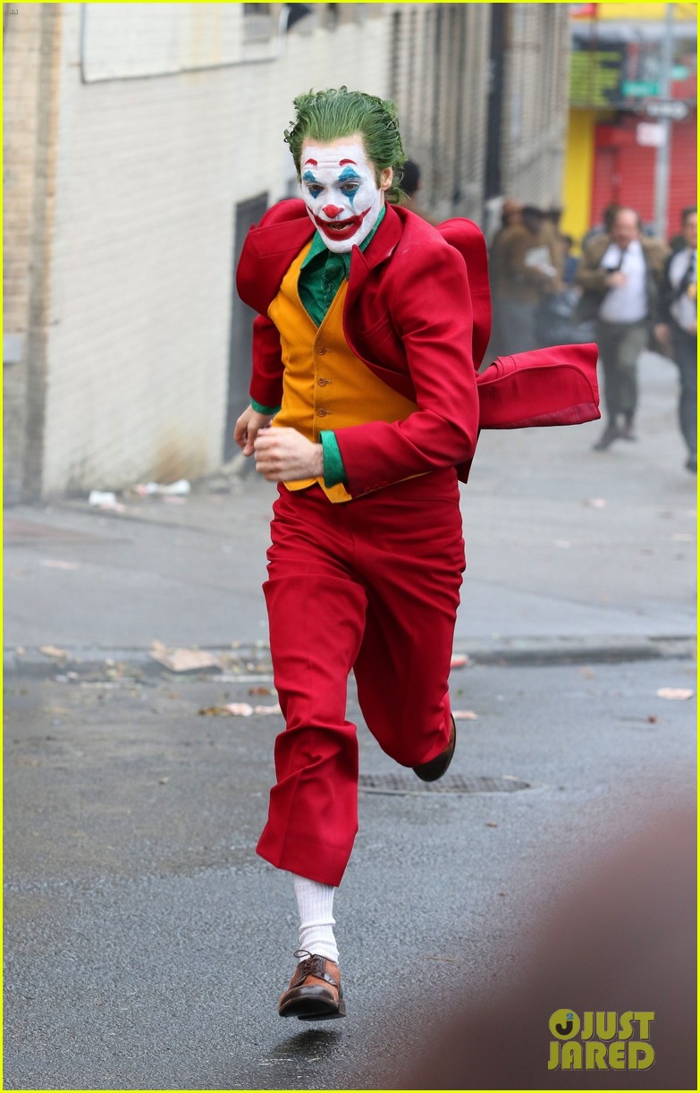 Joaquin Phoenix's 'Joker' Runs Away From 2 Gotham City Cops on Set ...