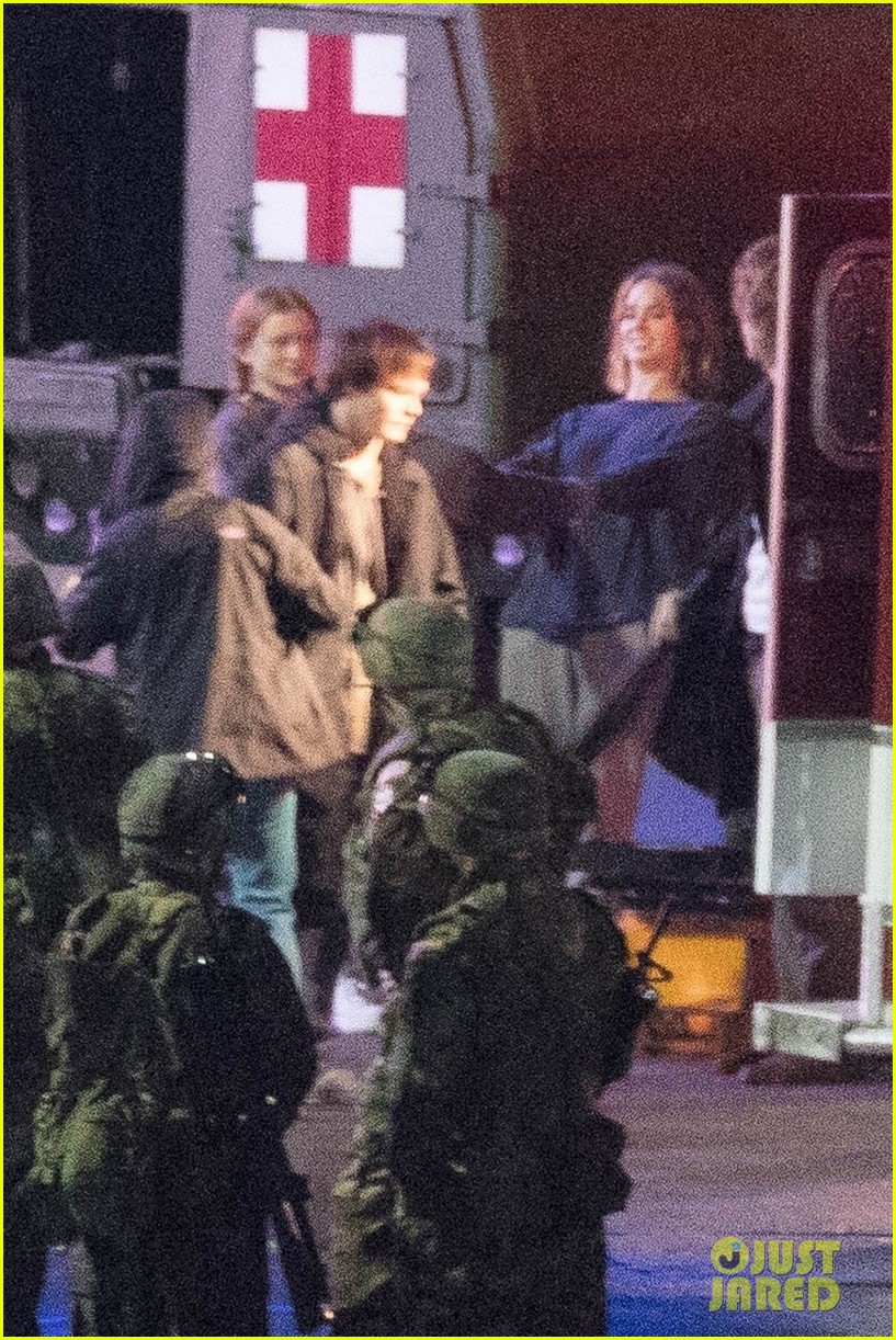 'Stranger Things' Cast Wraps Filming on Epic Season 3 Finale!: Photo ...