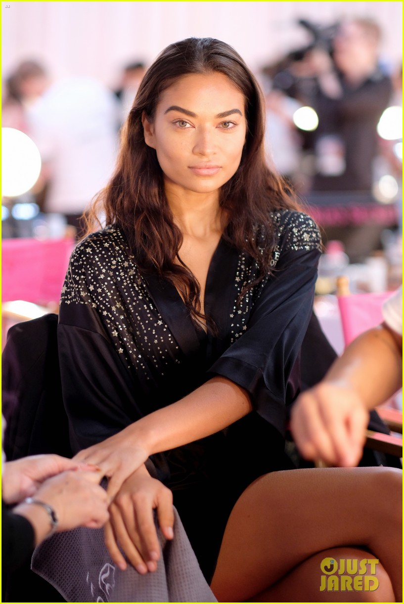 Victoria's Secret Models Get Hair & Makeup Done Backstage at Fashion ...
