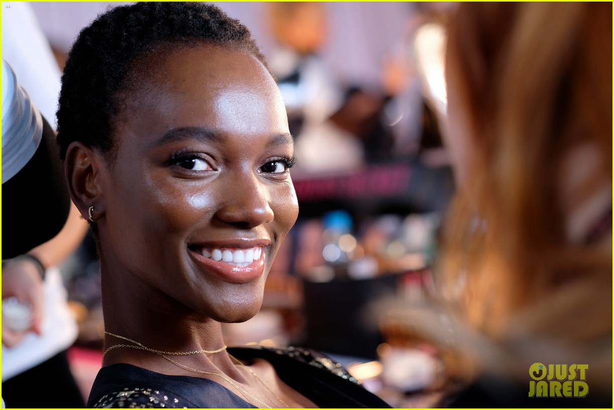 Victoria's Secret Models Get Hair & Makeup Done Backstage at Fashion ...