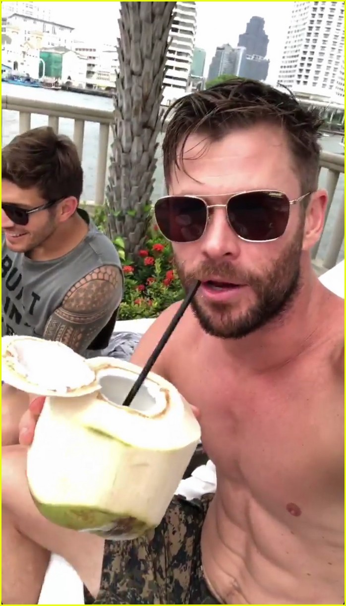 Chris Hemsworth Bares His Ripped Body in Shirtless Videos!: Photo ...