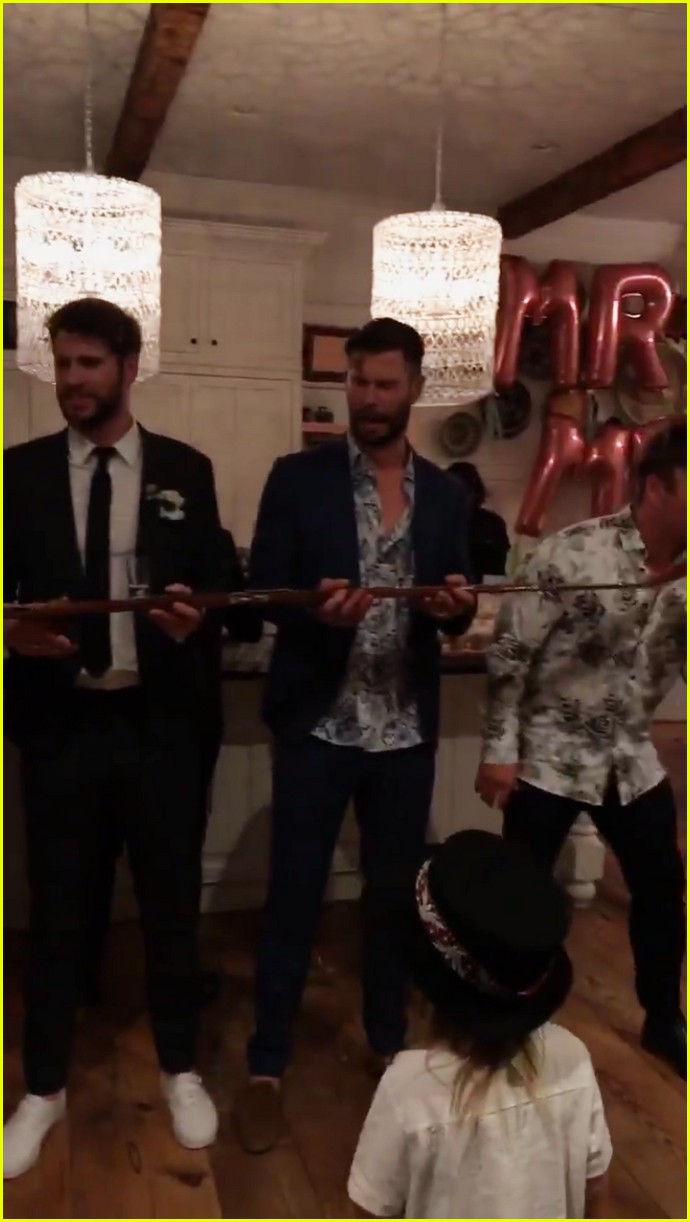 Did Miley Cyrus & Liam Hemsworth Get Married? These Photos Are Causing ...