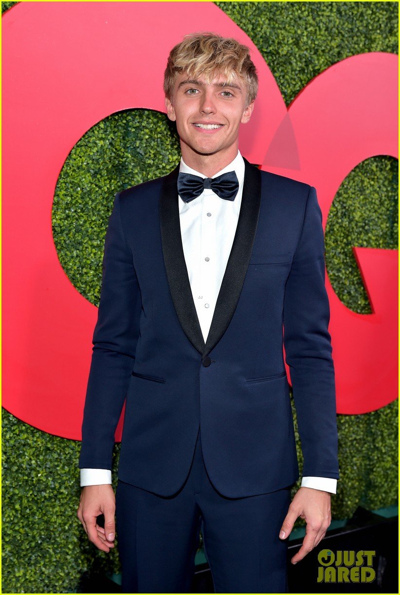 Cole Sprouse Joins His 'Riverdale' Co-Stars at GQ Men of the Year Party ...