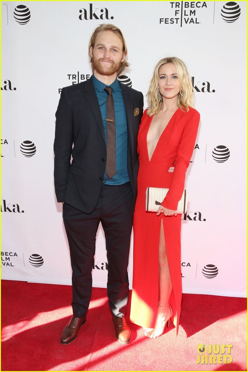 Wyatt Russell & Meredith Hagner Are Officially Engaged!: Photo 4203325 ...