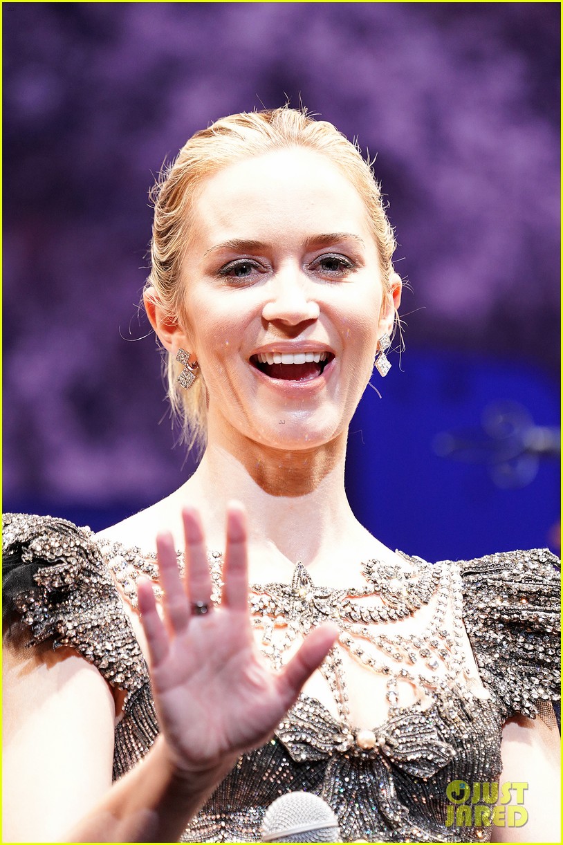 Emily Blunt Brings 'Mary Poppins Returns' To Japan After Oscar Snub ...