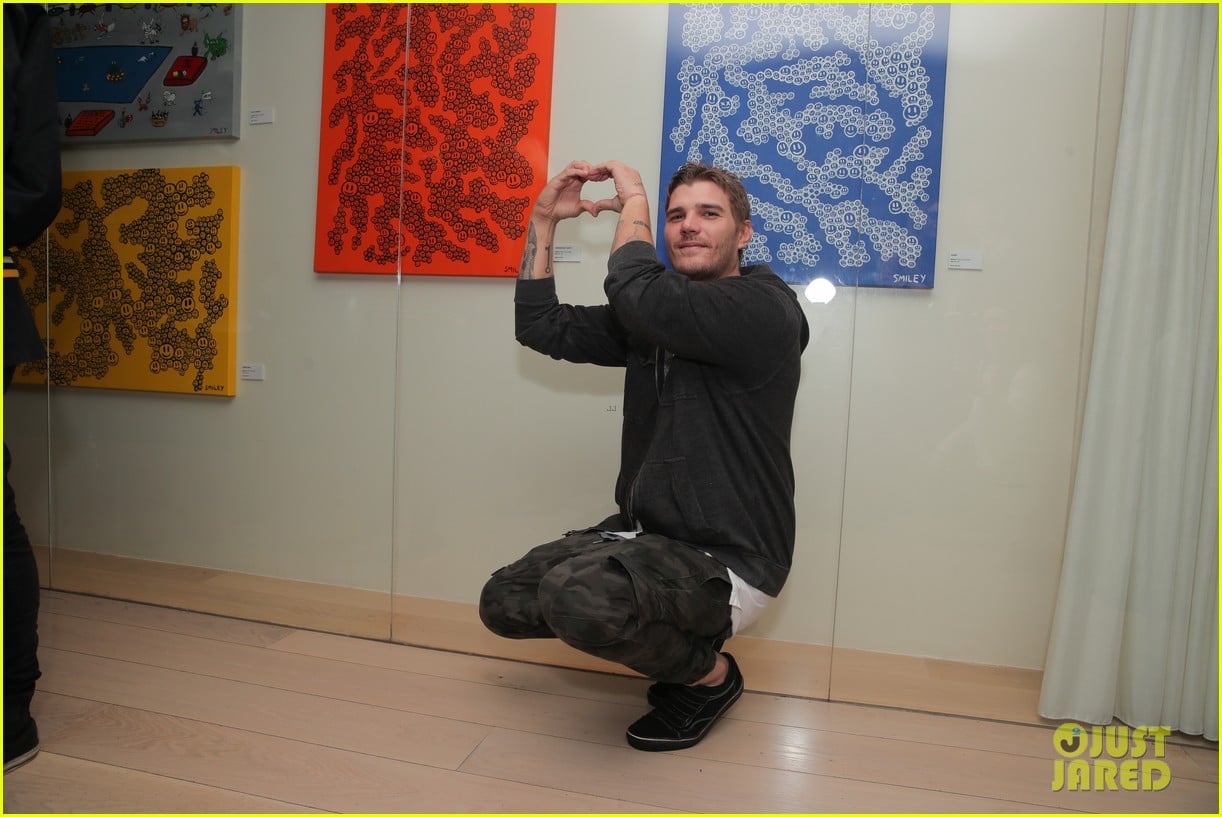 Emile Hirsch & Shiloh Fernandez Buddy Up at Matt Smiley's Magic Box Exhibition Launch!: Photo ...
