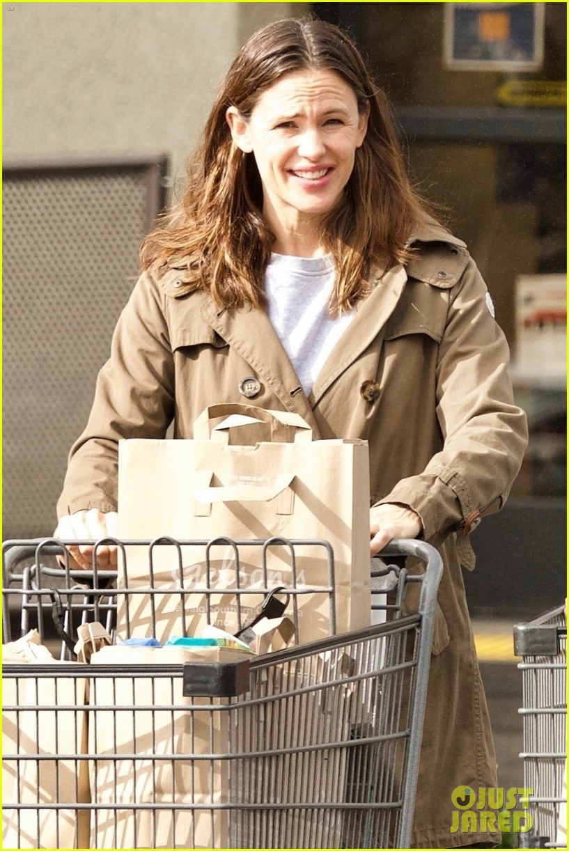 Jennifer Garner Is All Smiles While Running Errands in LA!: Photo ...