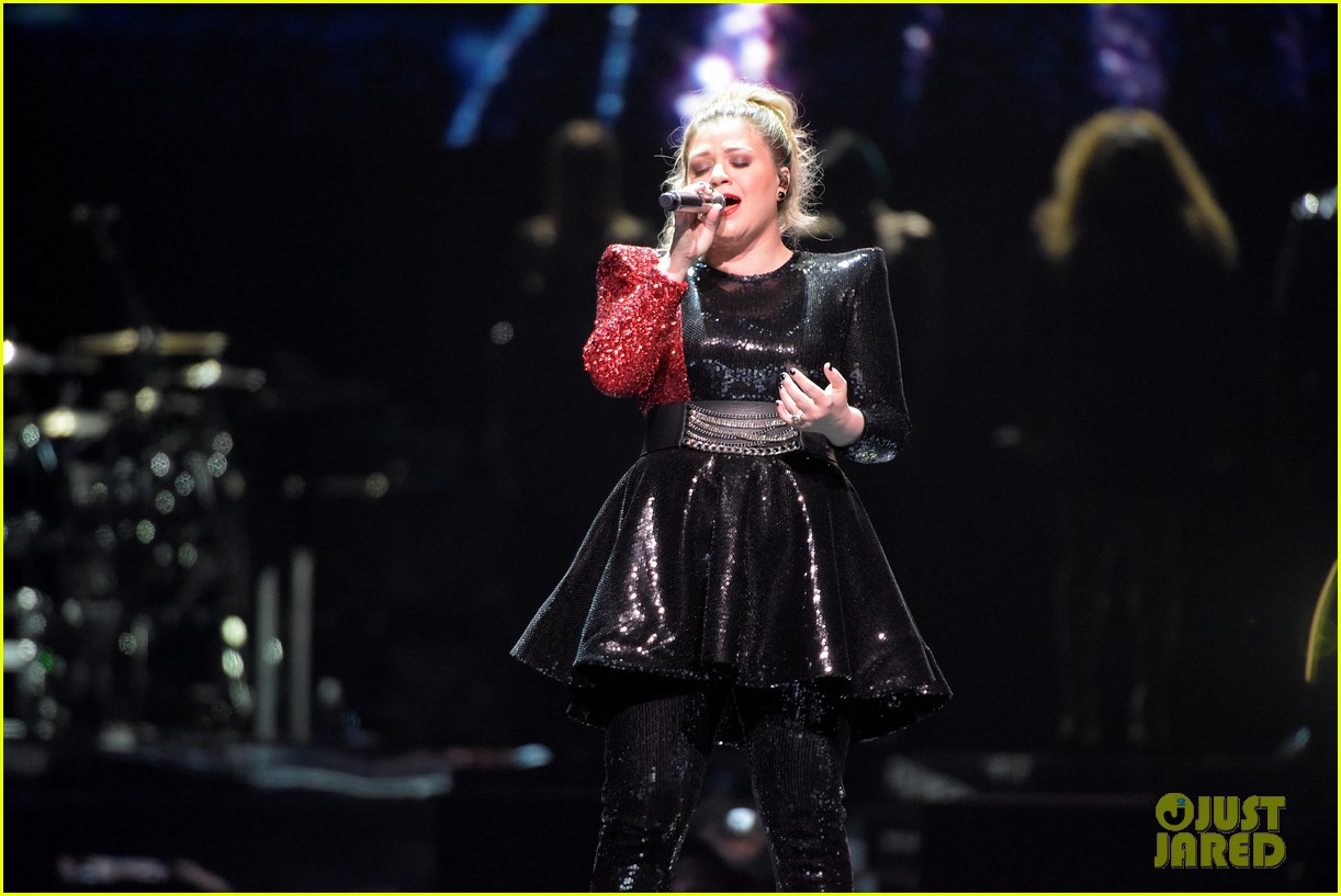 Kelly Clarkson Performs 'Run, Run, Run' Live with John Legend at L.A ...