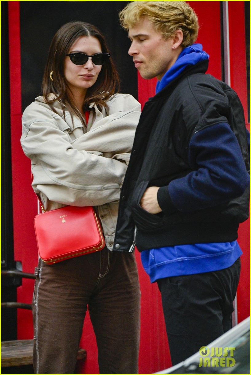 Emily Ratajkowski Hangs Out with Tommy Dorfman in NYC!: Photo 4243120 ...