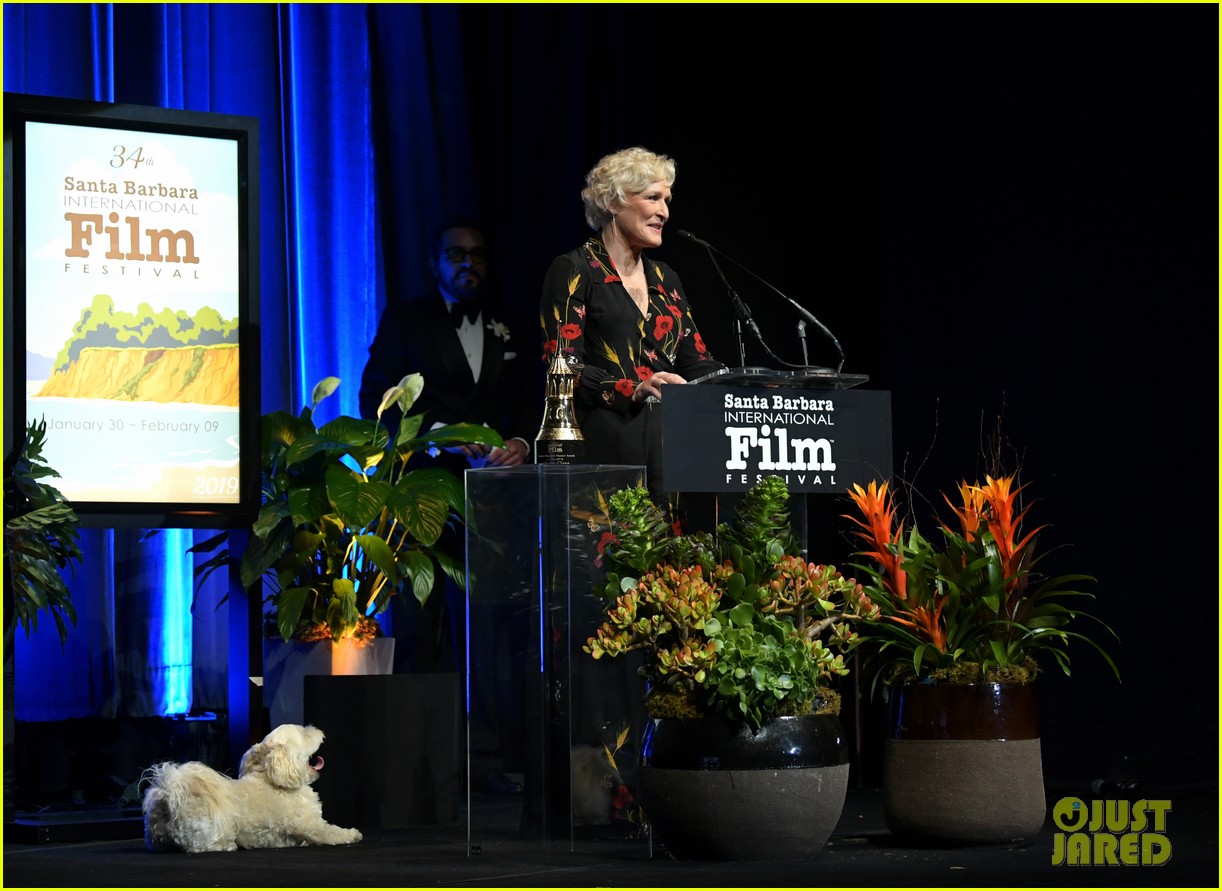 Glenn Close's Dog Pip Joins Her to Accept an Award!: Photo 4223187 ...