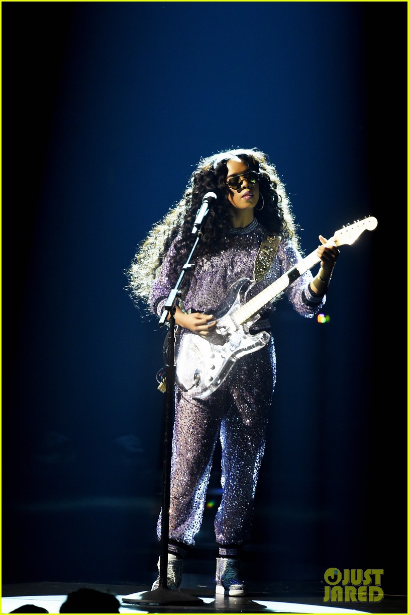 H.E.R. Glitters for 'Hard Place' Performance at Grammys 2019 (Video ...