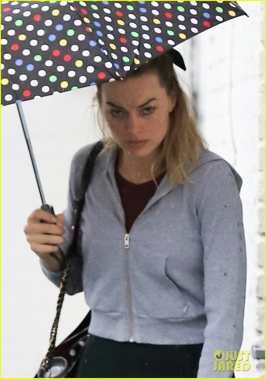 Margot Robbie Braves the Rain for Her Afternoon Workout: Photo 4223043 ...