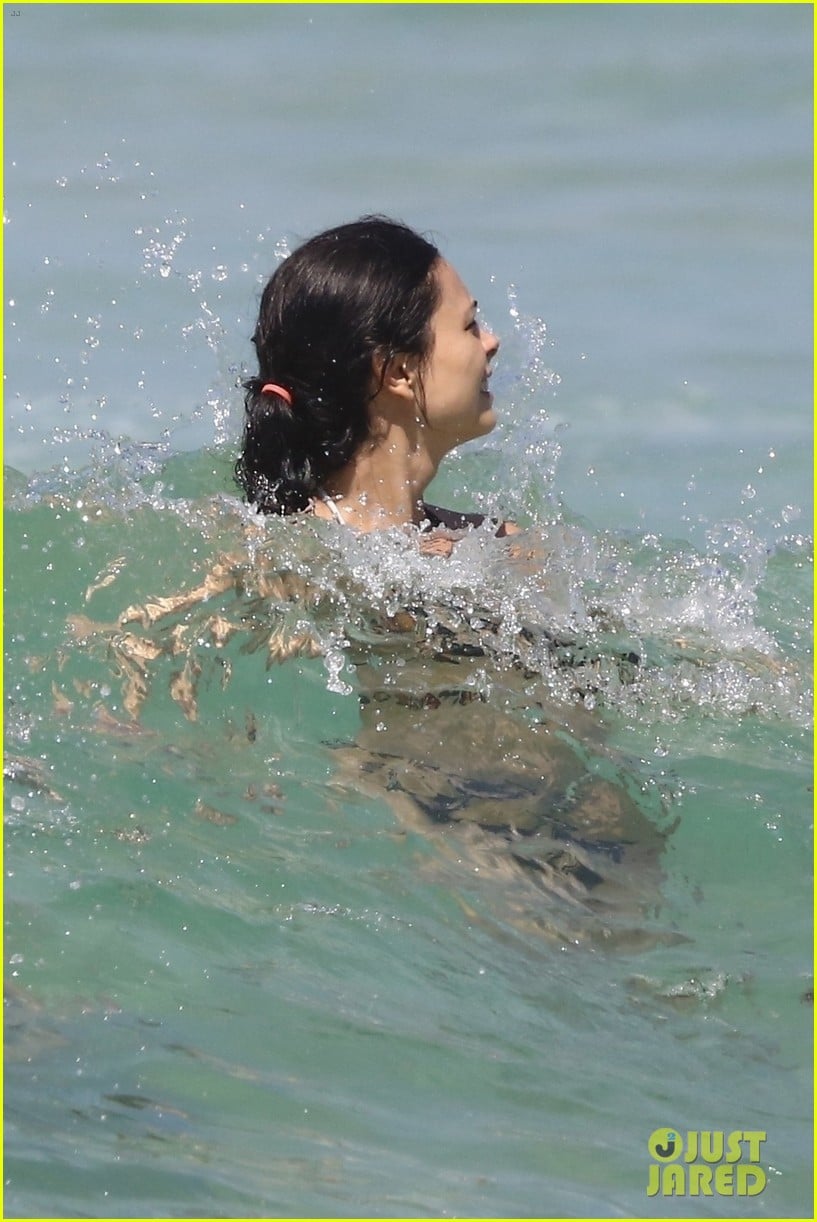 Morena Baccarin Puts Her Fit Bikini Body on Display on Vacation with ...